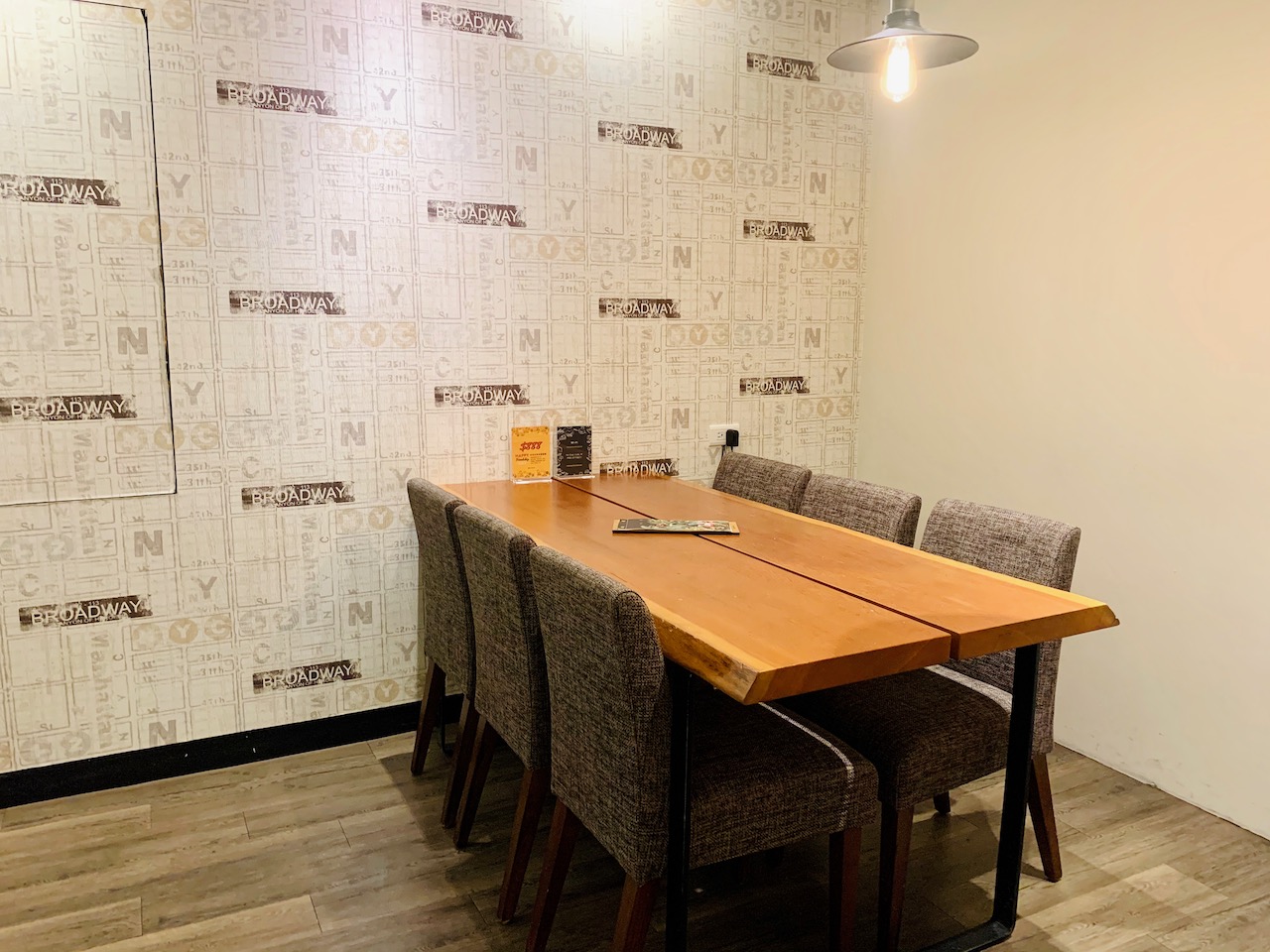 [忠孝敦化站] Hii Club Café｜東區咖啡廳推薦｜買主餐送飲料｜超好吃松露野菇干貝燉飯｜不限時、提供插座