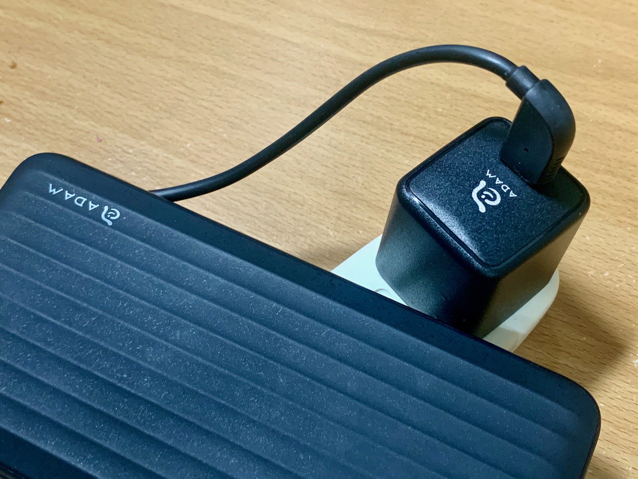 [開箱·3C] ADAM elements 亞果元素｜GRAVITY X1極速充電行動電源｜內建USB-C & Lightning快速充電線｜OMNIA F1 PD18W快速充電器