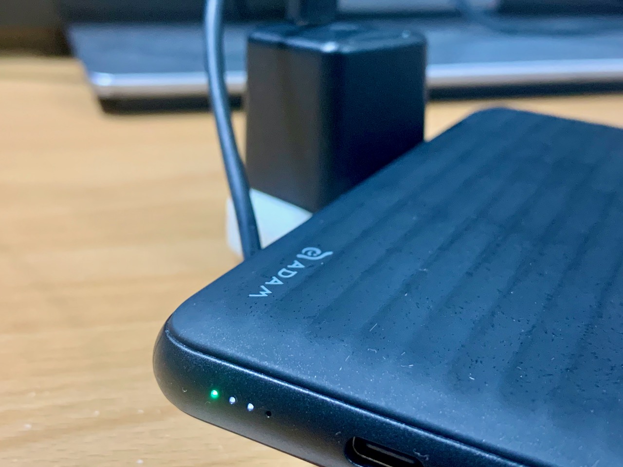 [開箱·3C] ADAM elements 亞果元素｜GRAVITY X1極速充電行動電源｜內建USB-C & Lightning快速充電線｜OMNIA F1 PD18W快速充電器